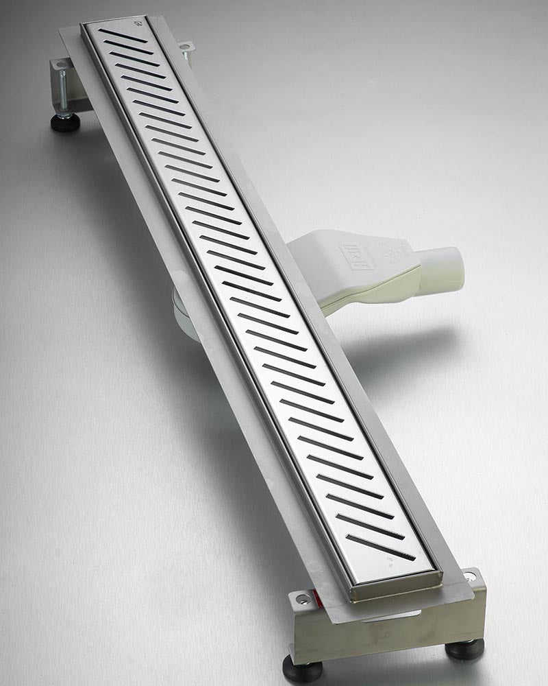 Gio ladder 900 polished shower channel